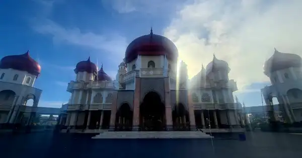 Mengintip Keindahan Masjid Kubah Merah di Aceh Barat
