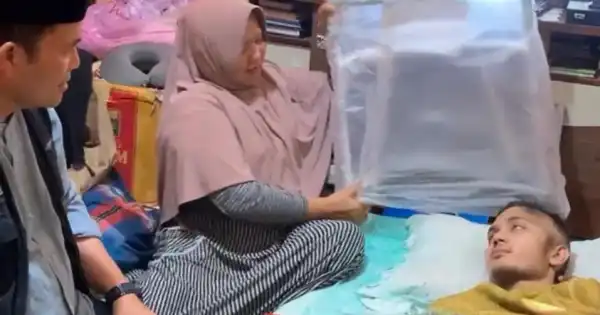 Hamas Serahkan Bantuan Decubitus dan Walker untuk Rifal Pengidap Tumor Otak