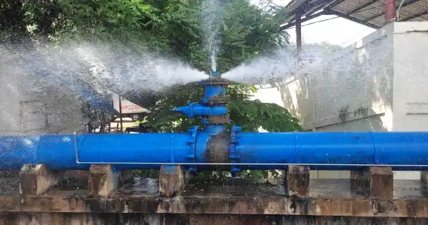 Air Muncrat dari Pipa Induk Perumdam Tirta Daroy, Diduga Bocor