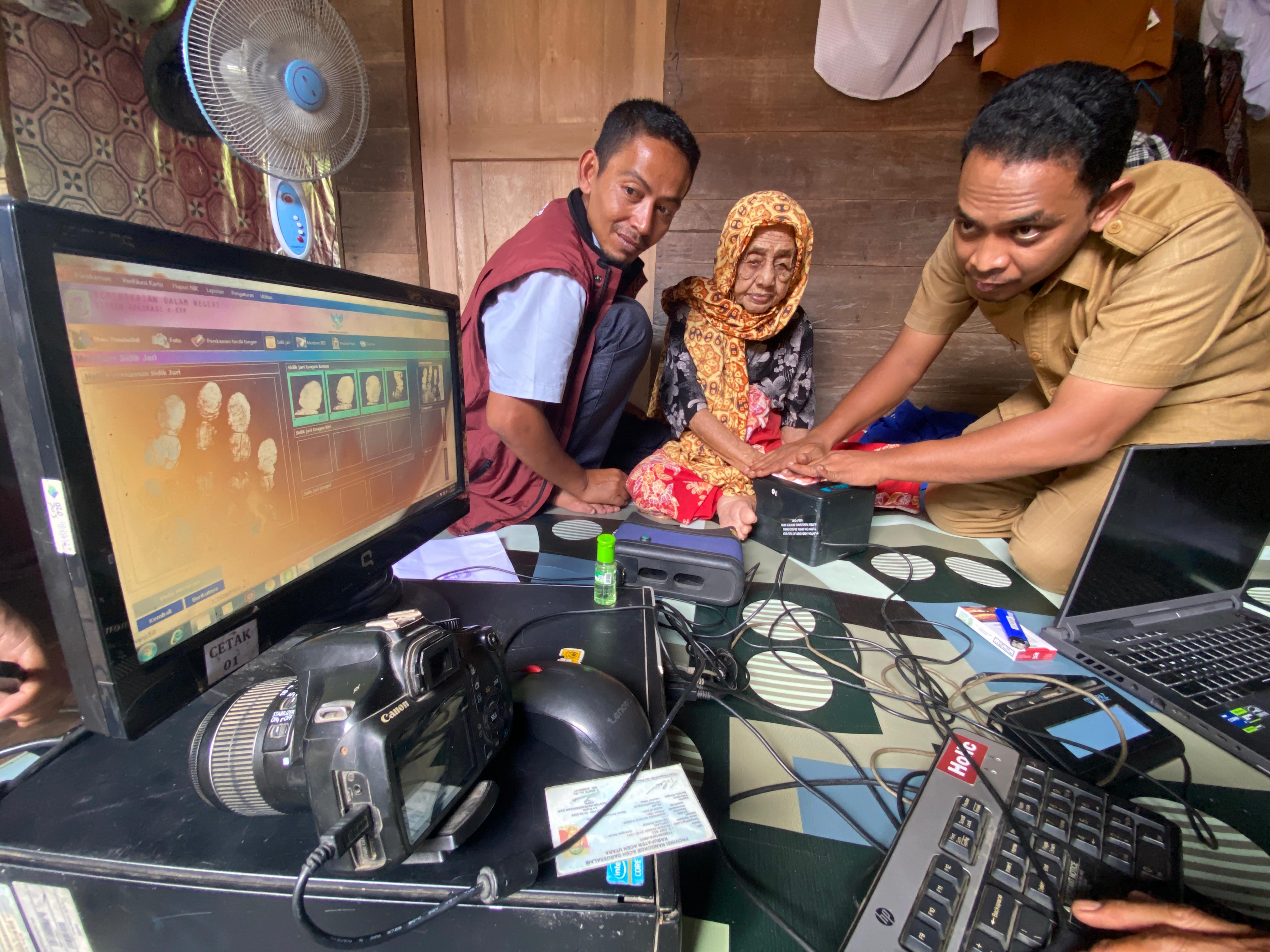 Disdukcapil Aceh Utara Door to Door Rekam KTP-el bagi Lansia