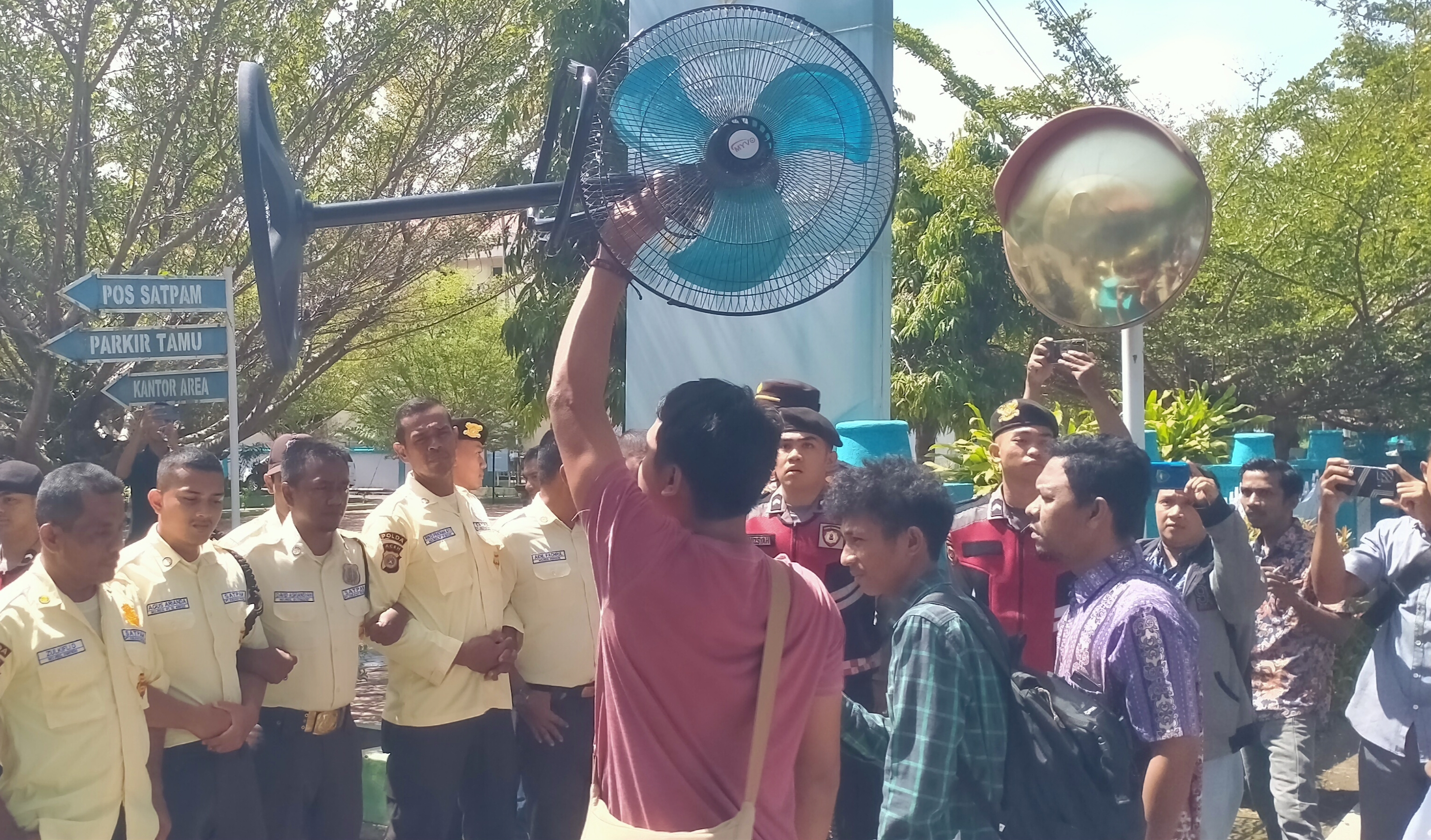 Puluhan Masyarakat Geruduk Kantor PLN Meulaboh