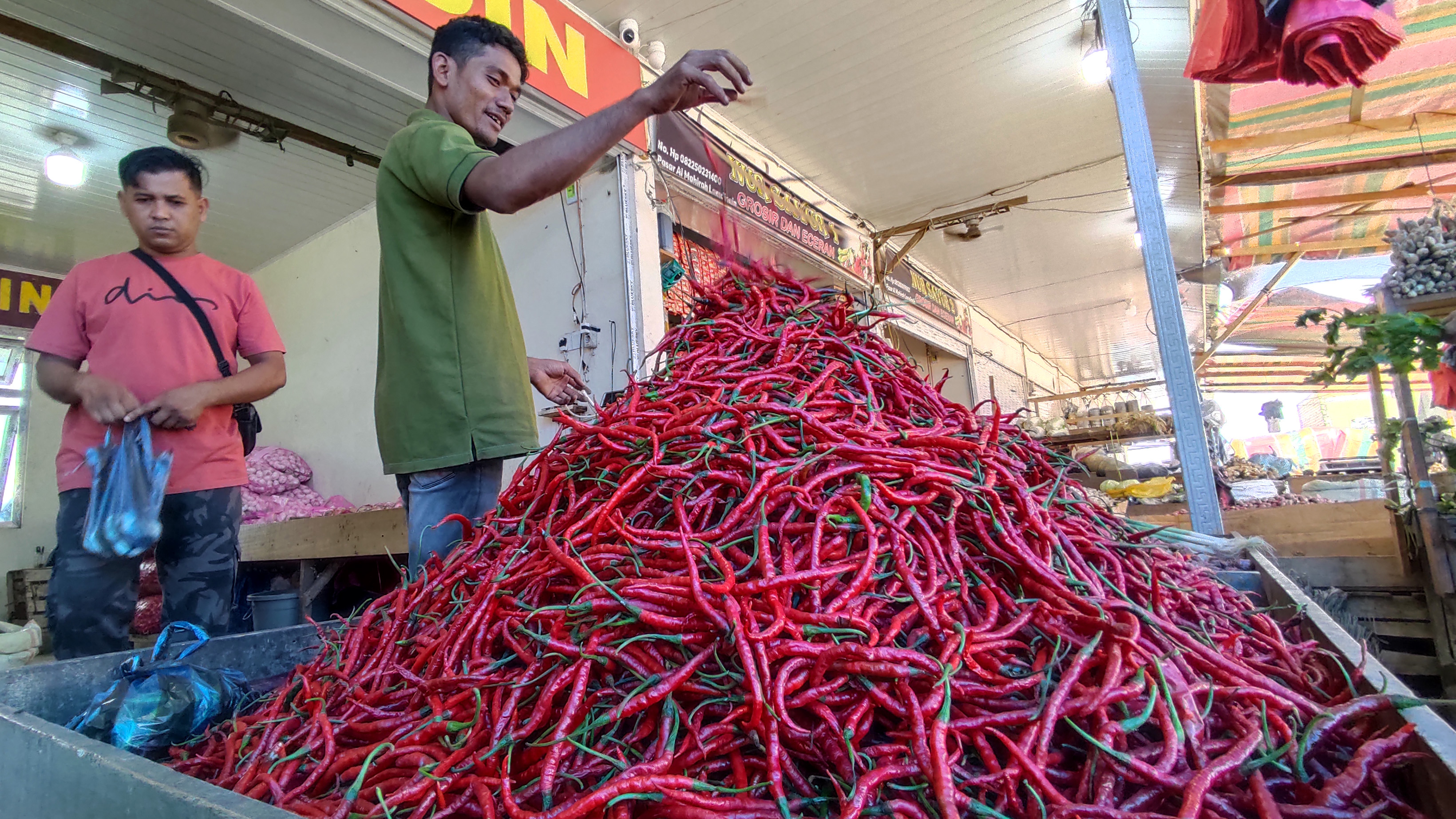 Harga Cabai dan Bawang Merah Turun Drastis