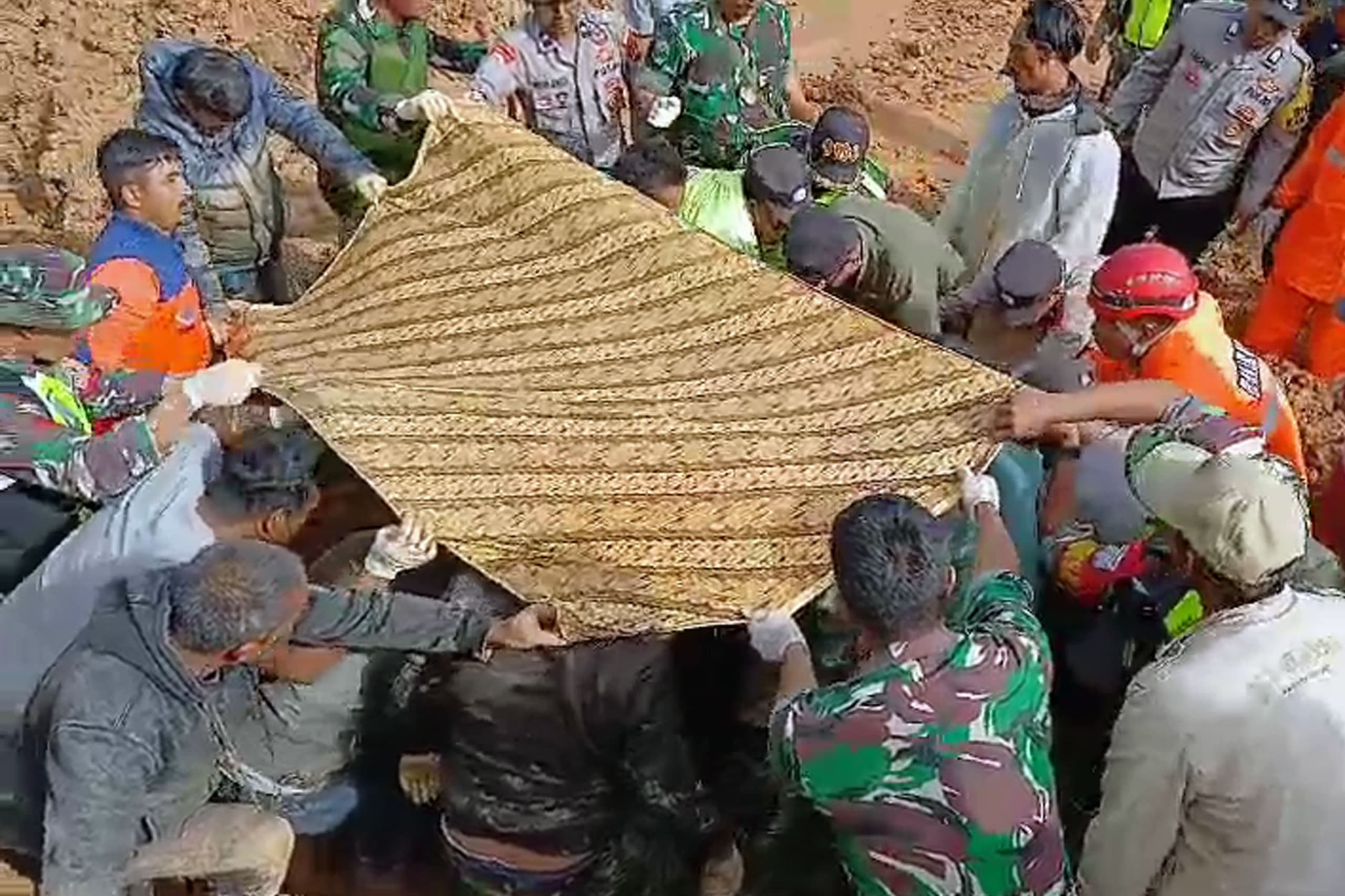 Puluhan Prajurit TNI Dikerahkan Bantu Evakuasi Korban Tertimbun Longsor di Aceh Tengah