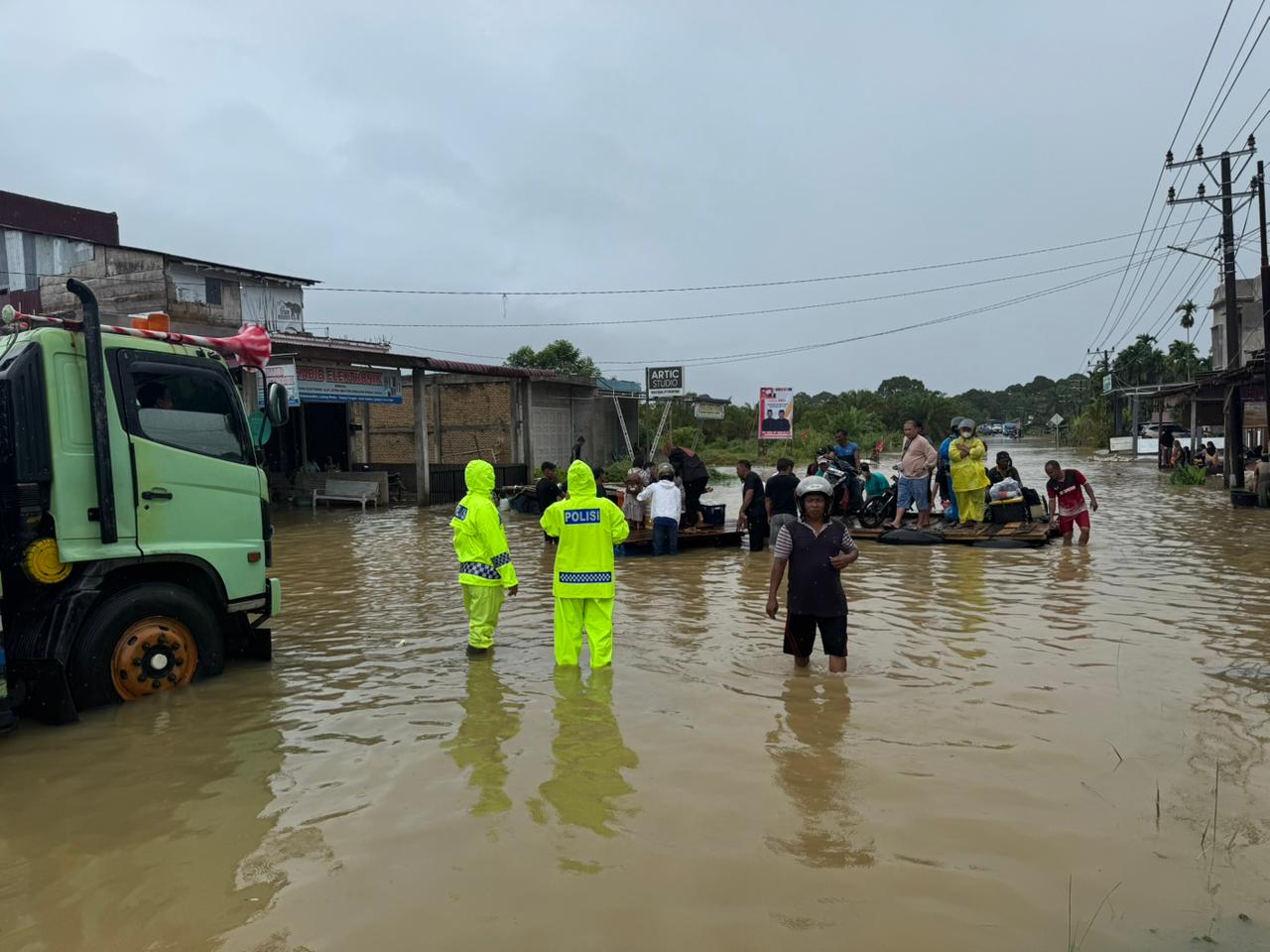 Diterjang Banjir, Lalu Lintas Kendaraan di Aceh Selatan Lumpuh Total