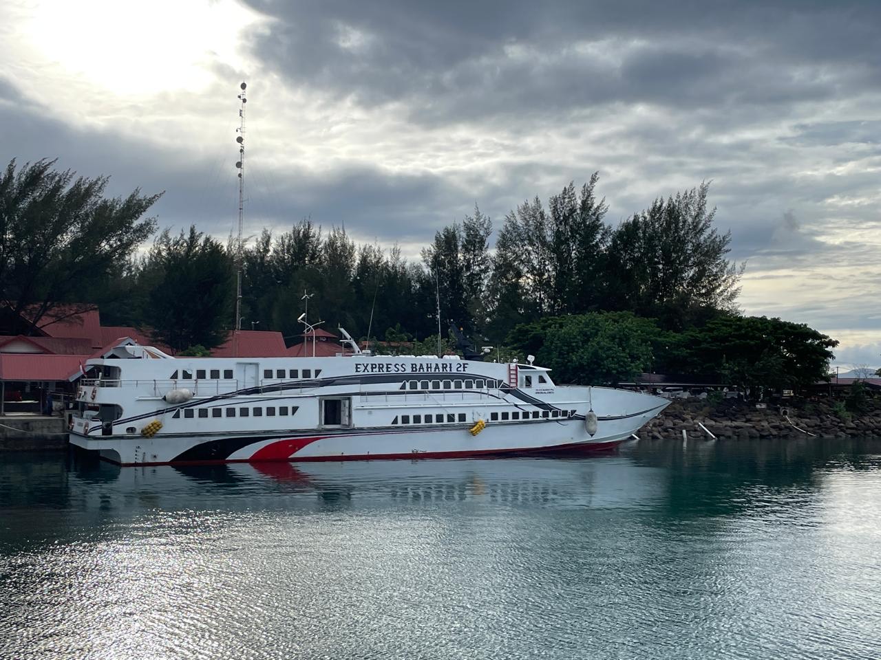 Kapal Cepat Express Bahari Batal Berangkat akibat Cuaca Buruk