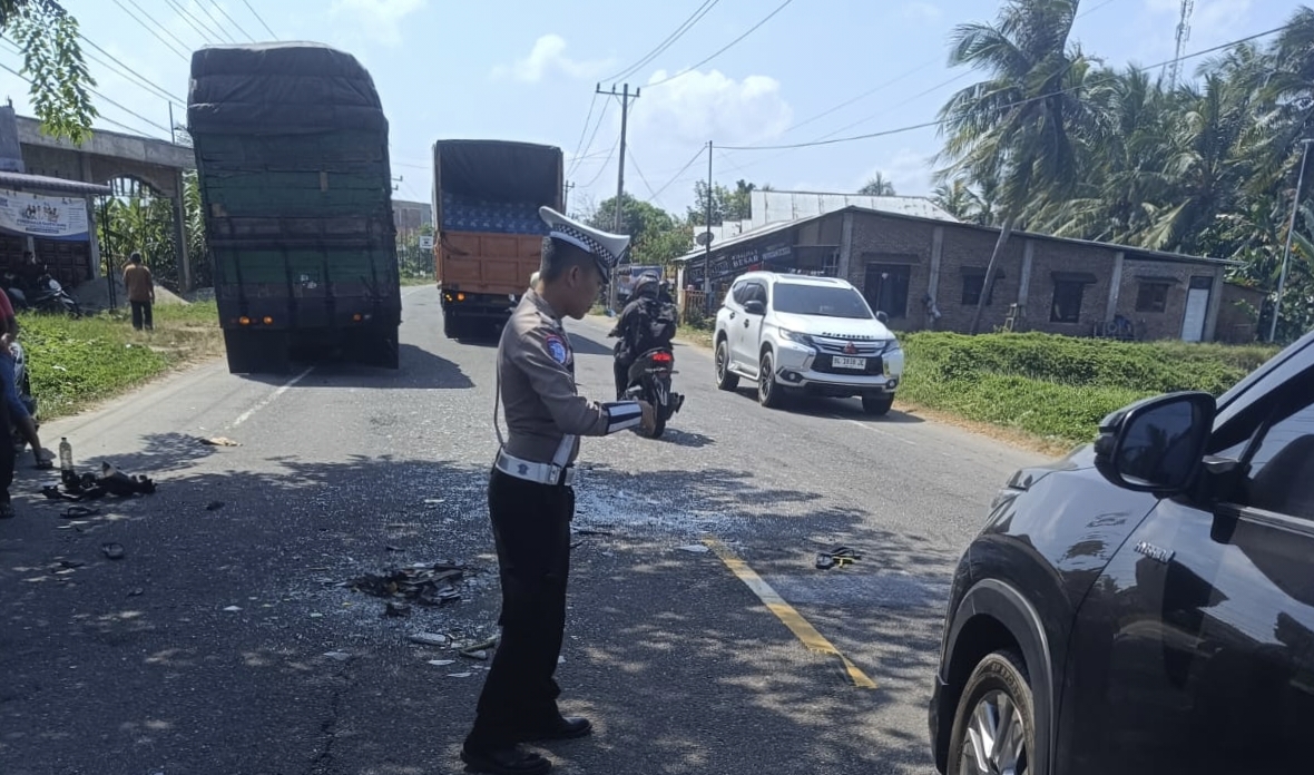 Diduga Sopir Mengantuk, Truk Colt Tabrak Tronton Berhenti di Aceh Timur