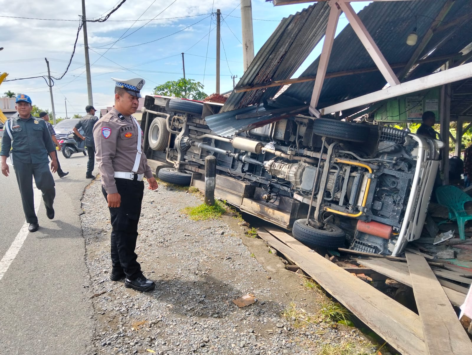 Minibus Hantam Dua Kedai Warga di Aceh Barat