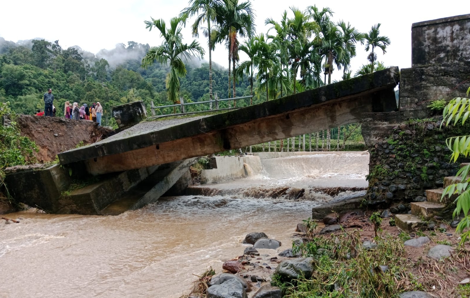 Jembatan di Mane Putus, Siswa di Pidie Tempuh 14 Kilometer Menuju Sekolah
