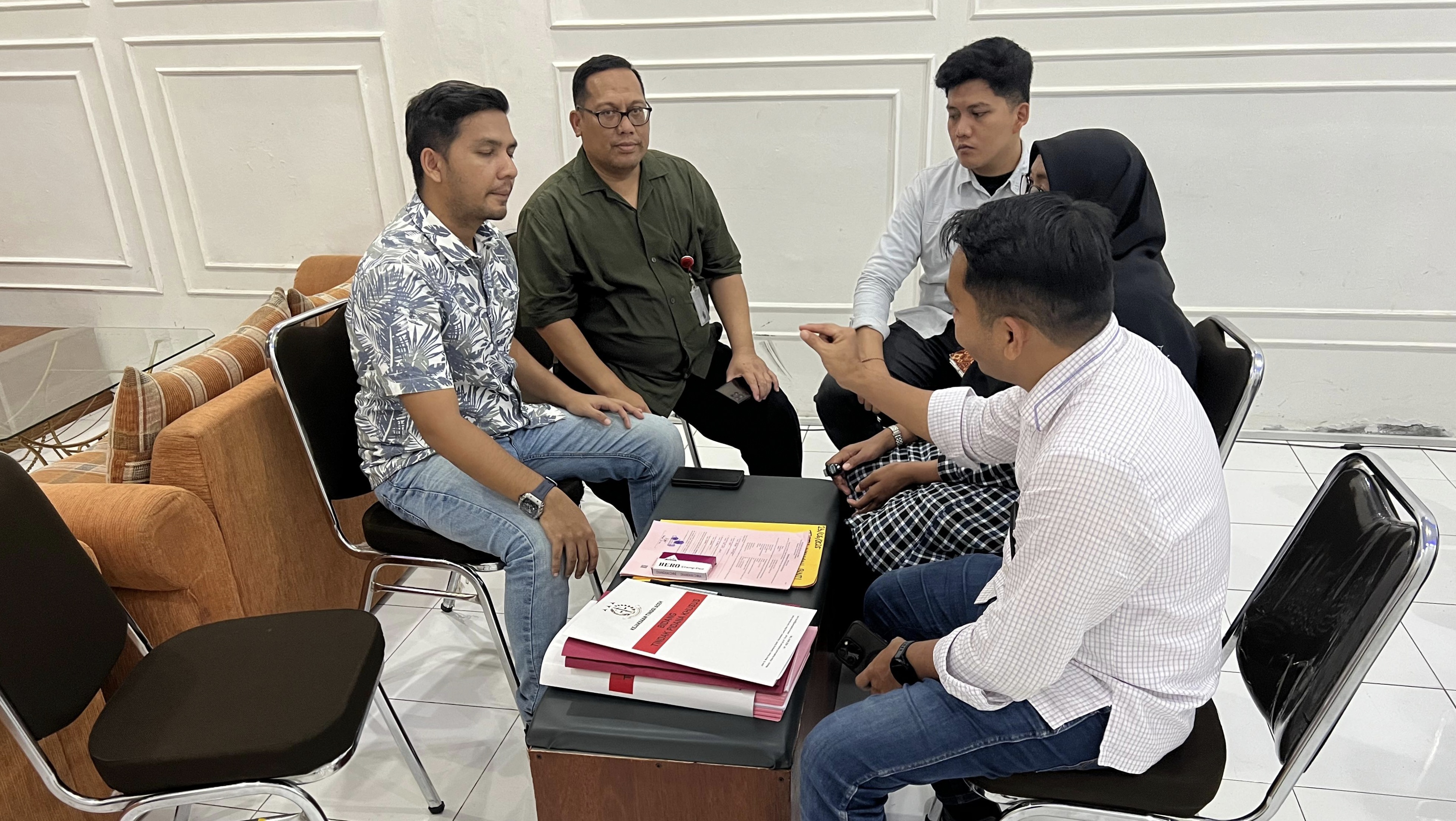 Kejati Serahkan Dua Tersangka Korupsi BGP Aceh ke Jaksa Penuntut Umum