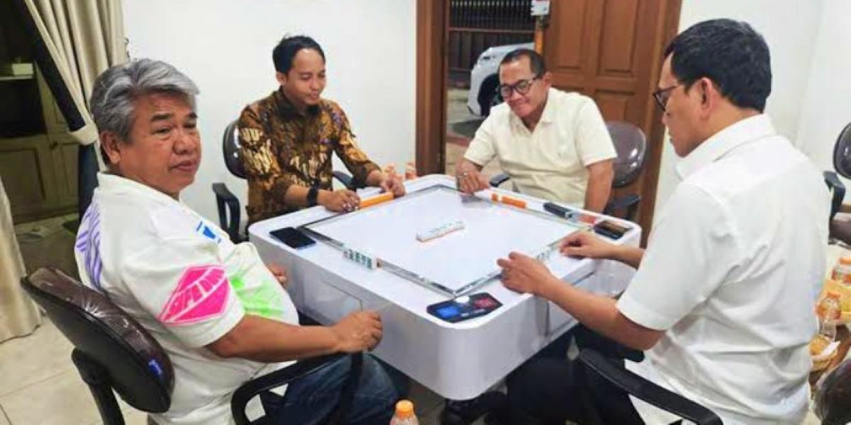 Viral Foto Menteri Kehutanan Raja Juli Antoni Main Domino Bersama ...