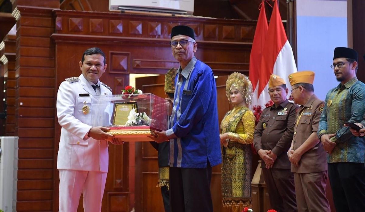 Pemerintah Aceh Serahkan Bungong Jaroe kepada Keluarga Pahlawan ...