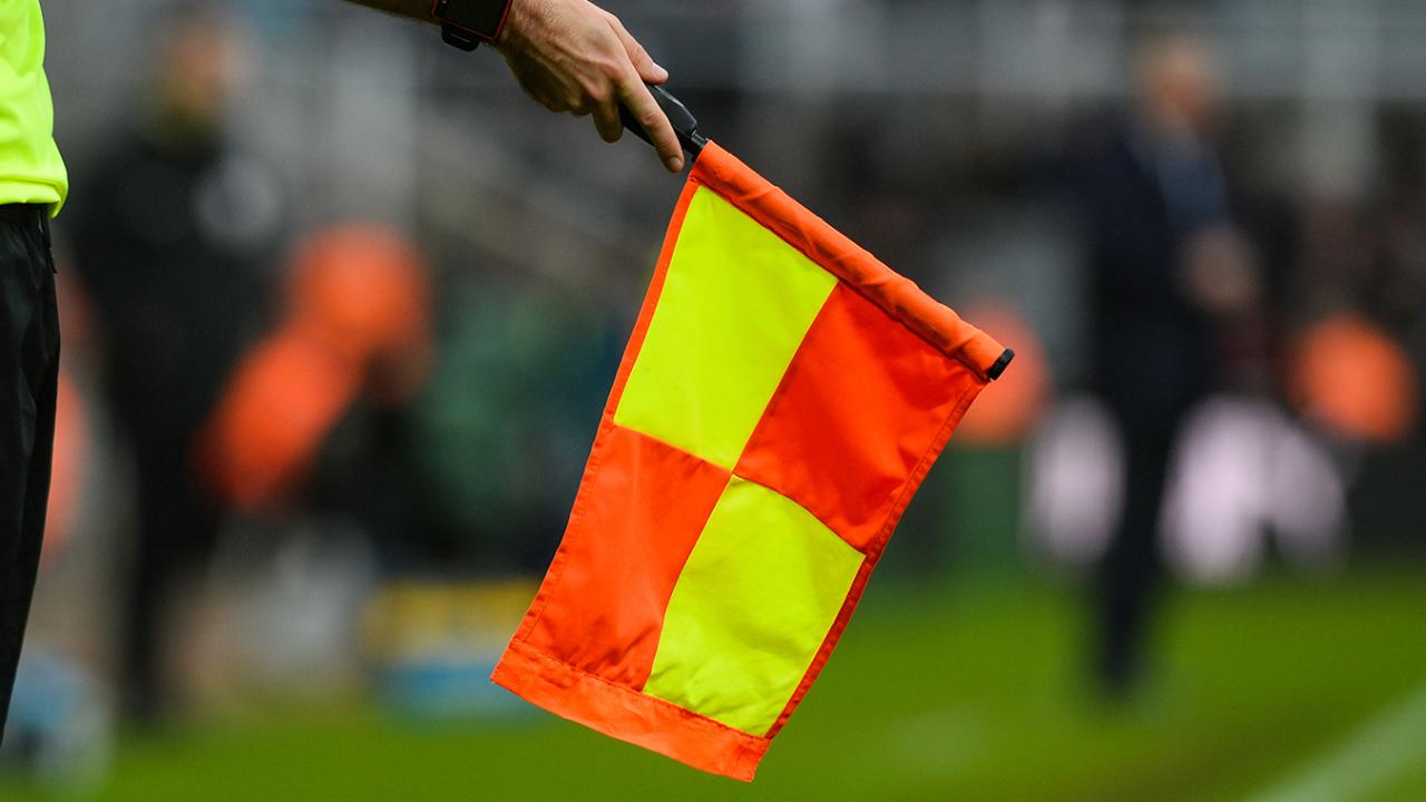 Polisi Melewati Garis