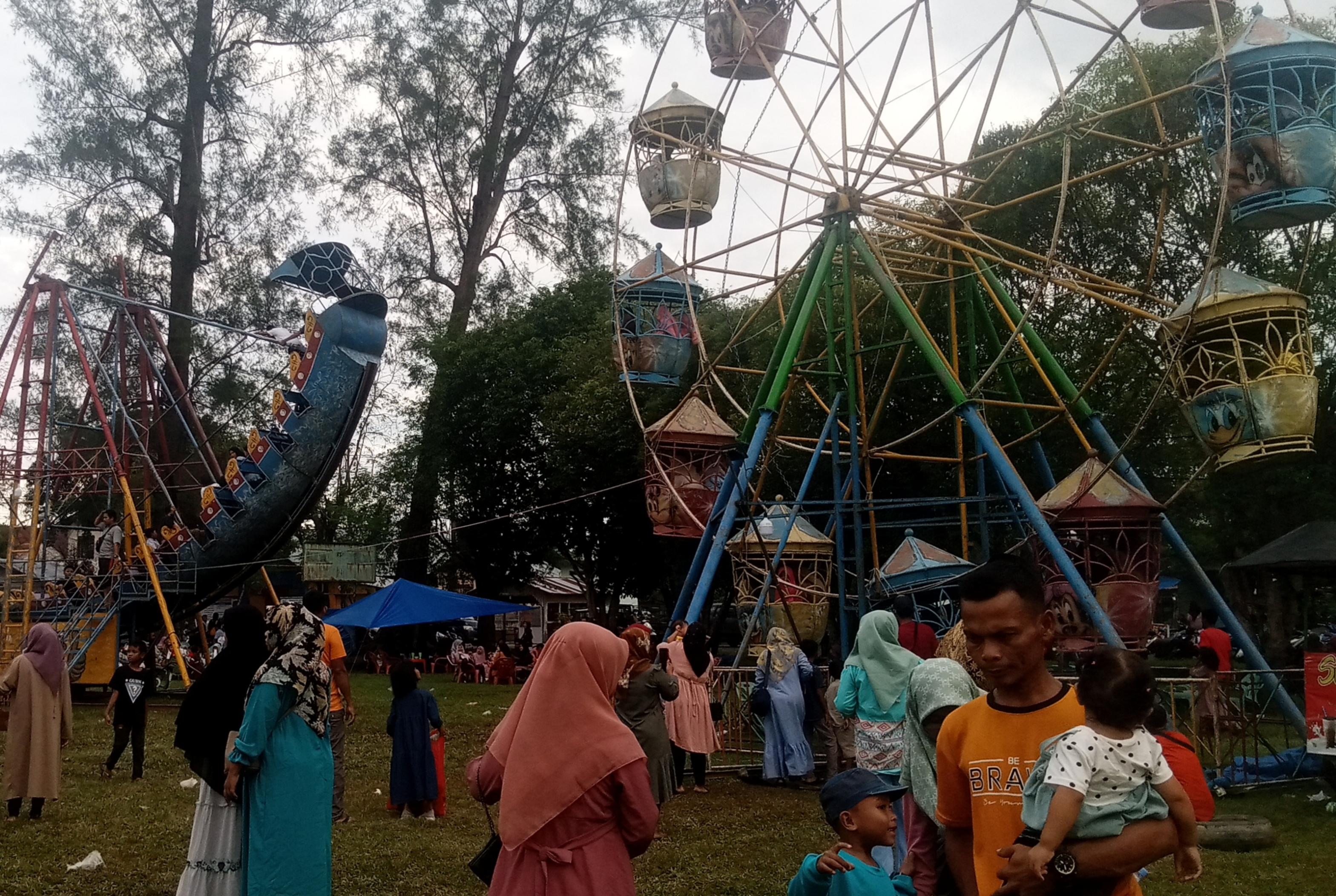 Libur Lebaran, Warga Padati Wahana Permainan Anak di Langsa