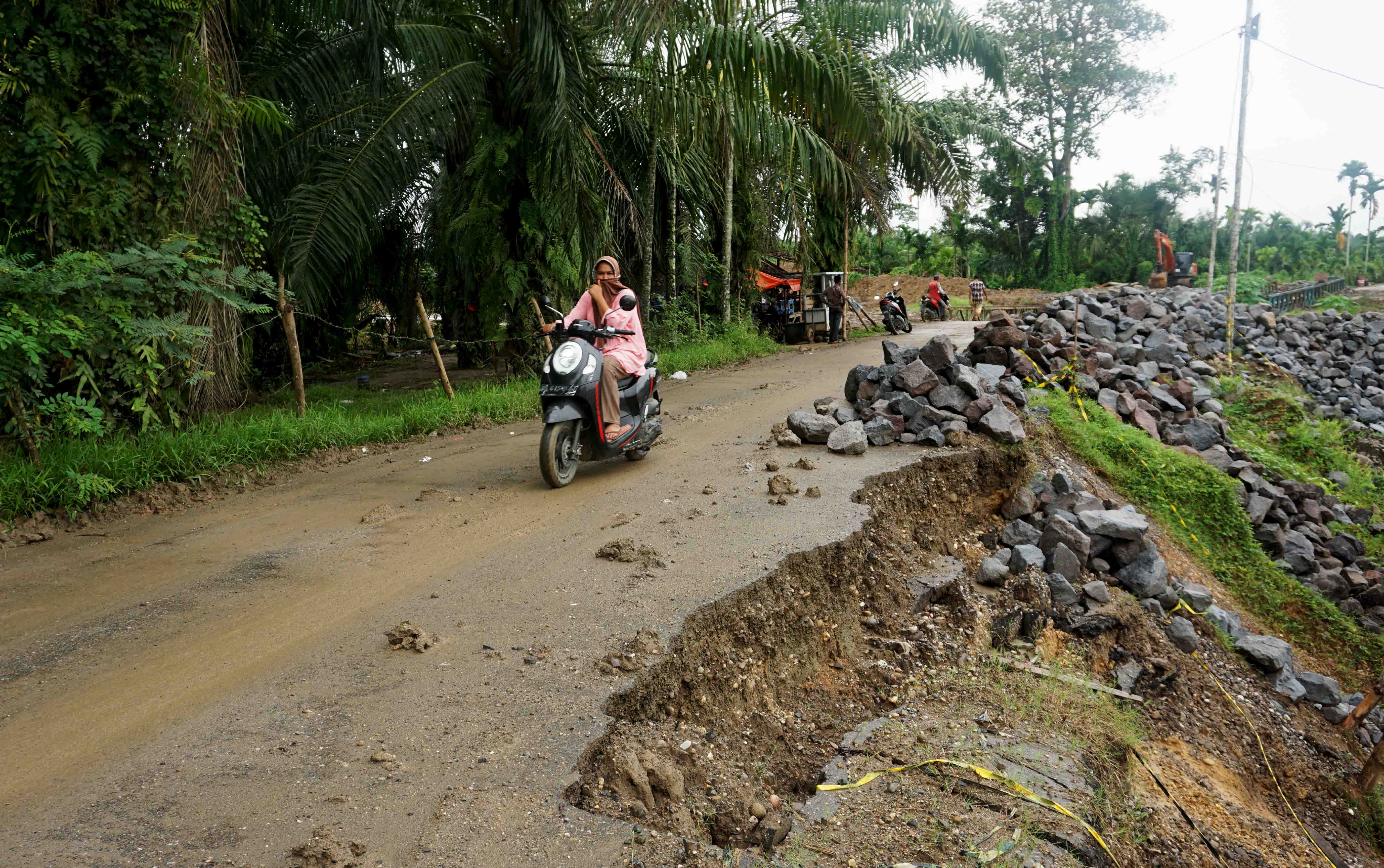 Badan Jalan Penghubung Antar Kecamatan di Aceh Utara Ambles