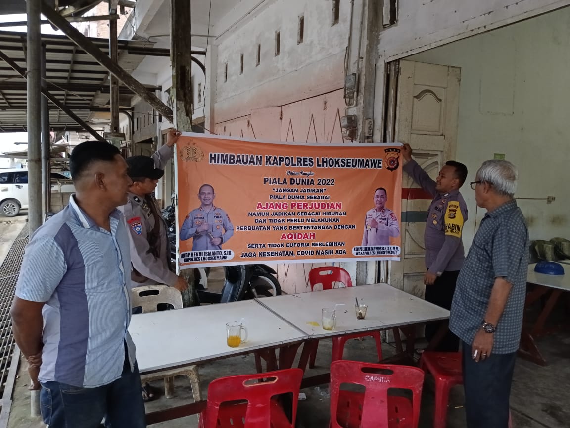 Polisi Pasang Spanduk Larangan Bermain Judi di Lokasi Nobar Piala Dunia