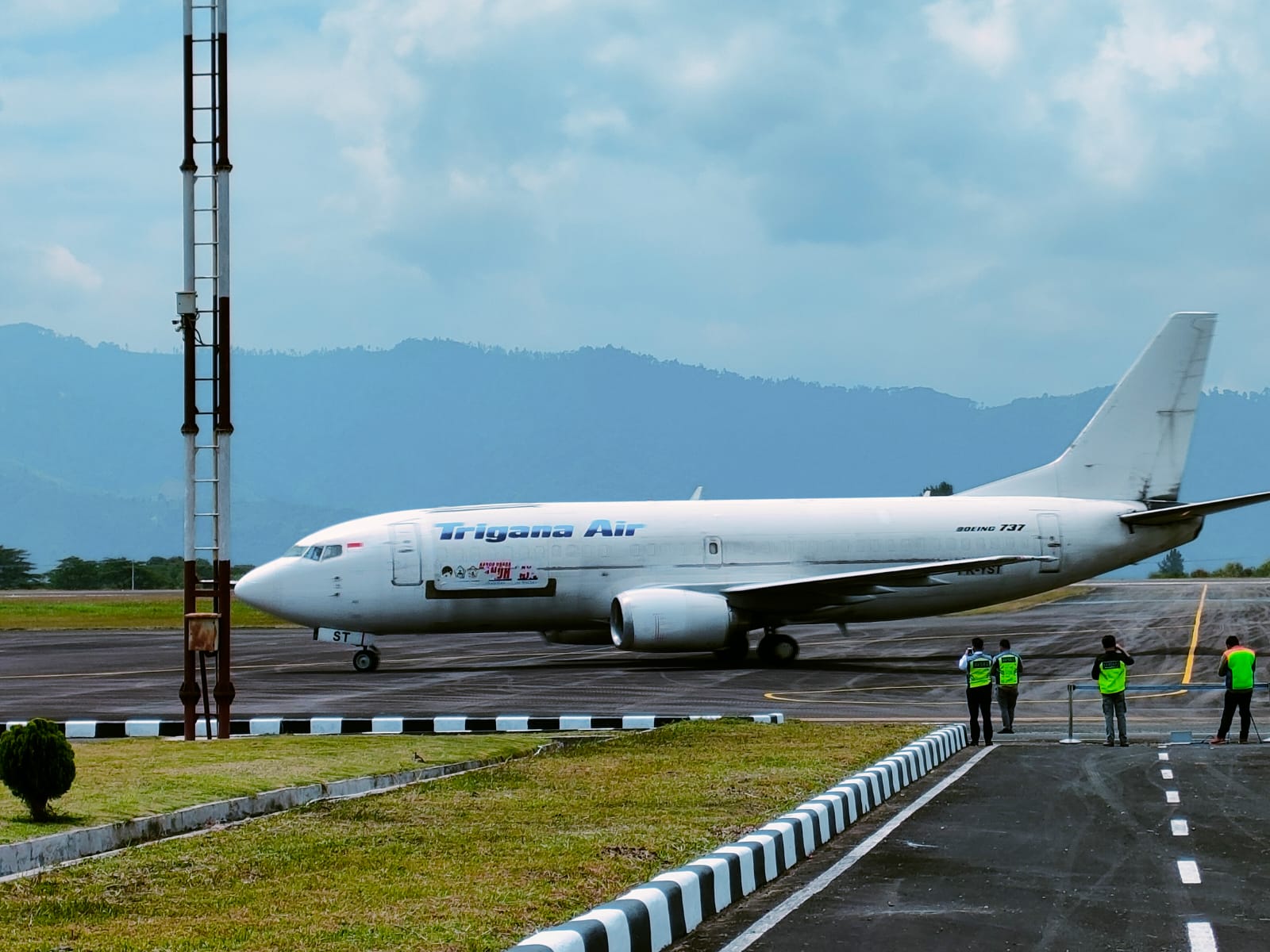 Pesawat Cargo Boing 737 Mendarat Perdana di Bandara Rembele Bener Meriah