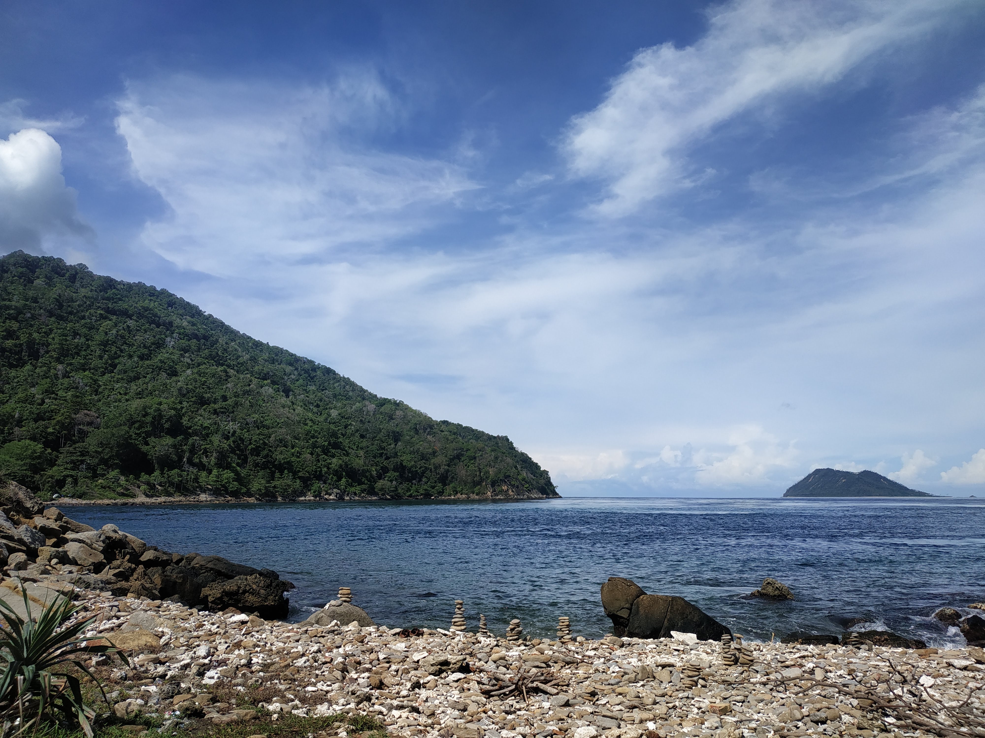 Menikmati Keindahan Alam Lhok Mata Ie Sambil Berkemah